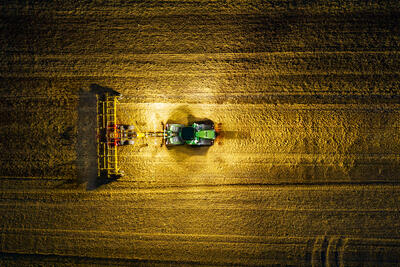 Velké traktory John Deere | STROM PRAHA a.s.