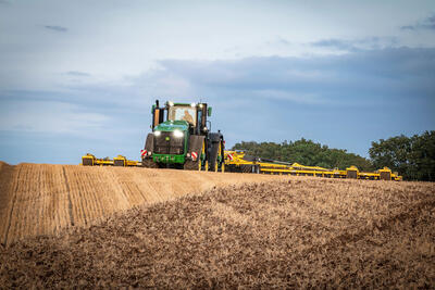 Velké traktory John Deere | STROM PRAHA a.s.
