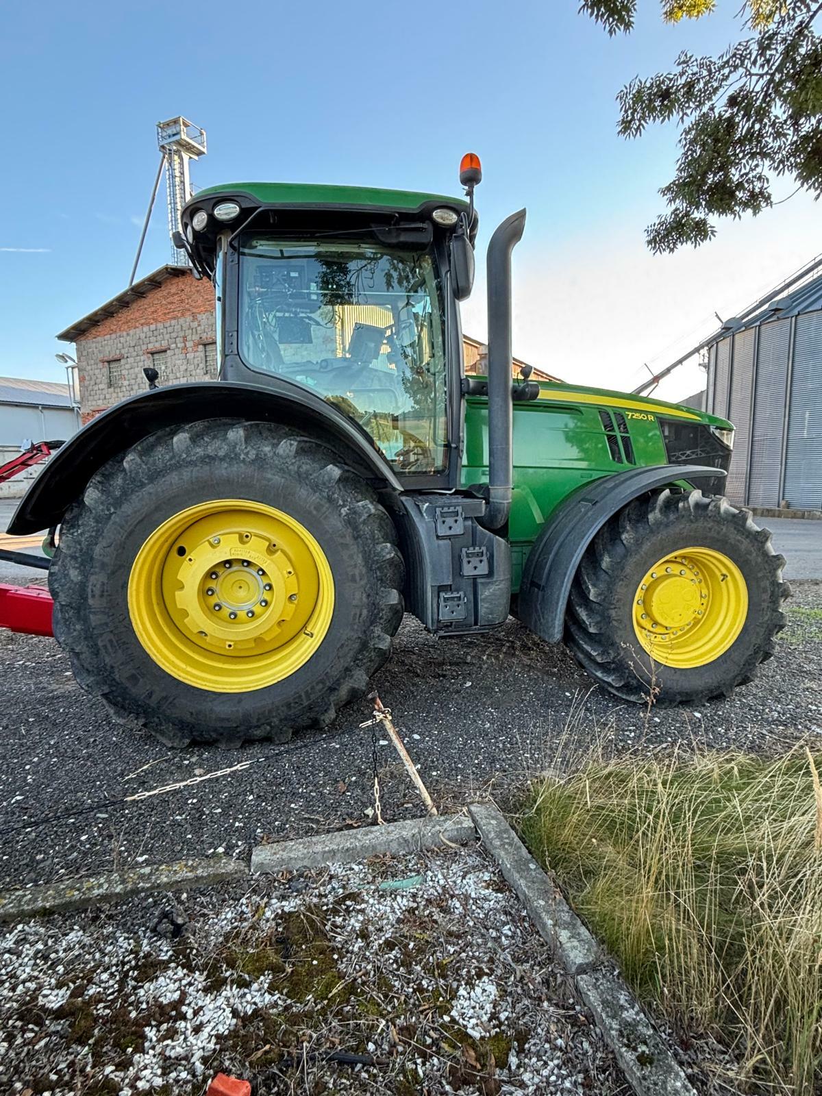 Kolový traktor John Deere 7250R | STROM PRAHA a.s.