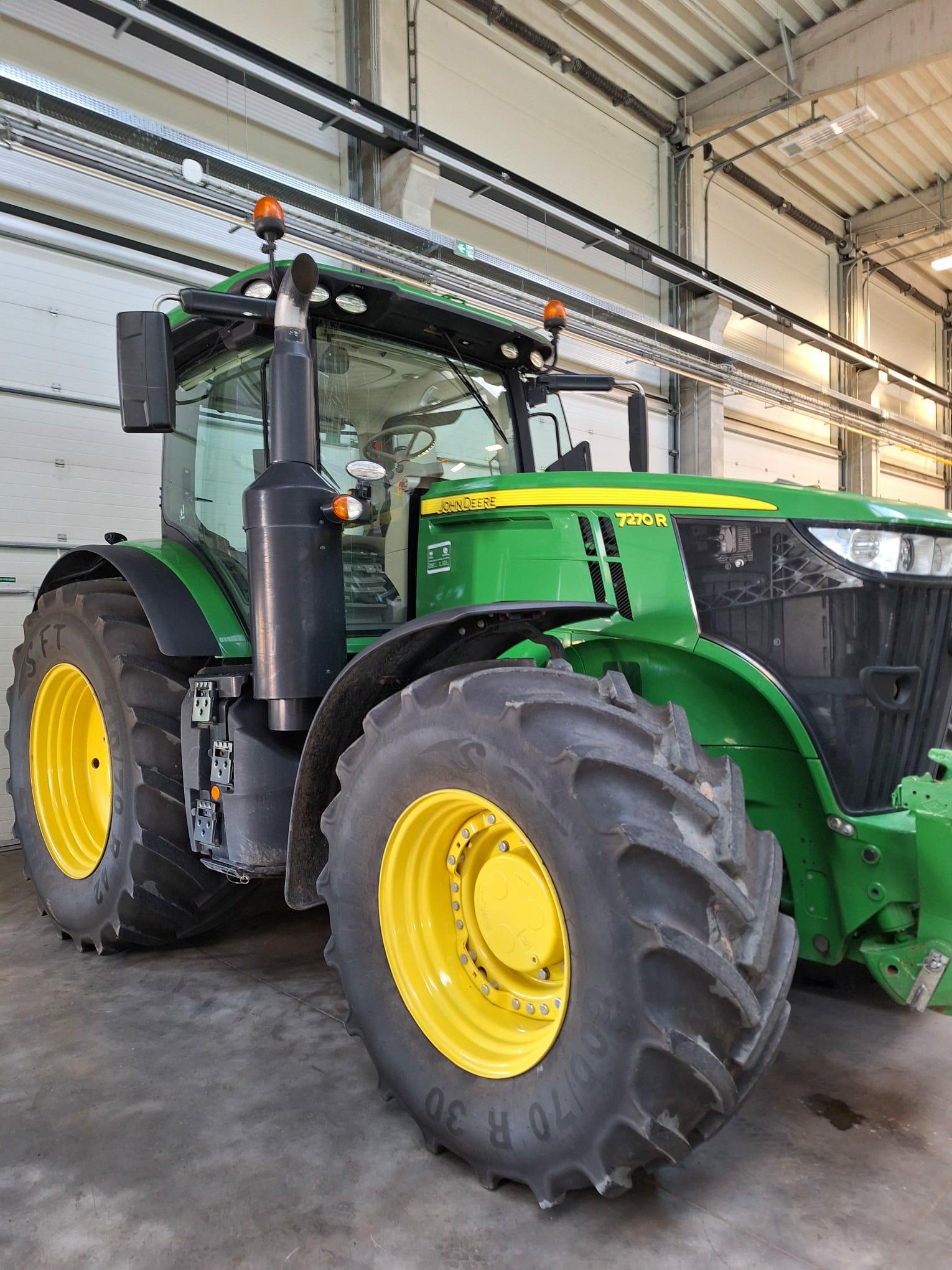 Kolový traktor John Deere 7270R | STROM PRAHA a.s.