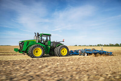 Velké traktory John Deere | STROM PRAHA a.s.