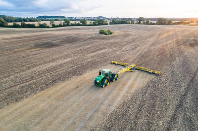 Velké traktory John Deere | STROM PRAHA a.s.