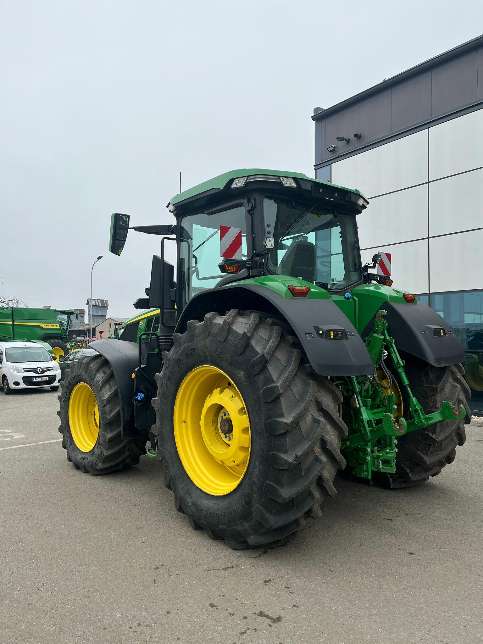 Použitý traktor John Deere 7R330 | STROM PRAHA a.s.