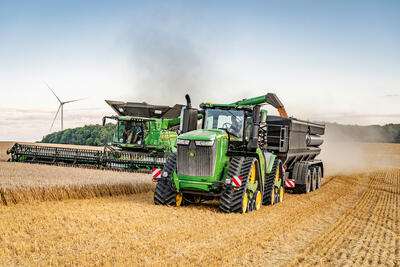 Velké traktory John Deere | STROM PRAHA a.s.