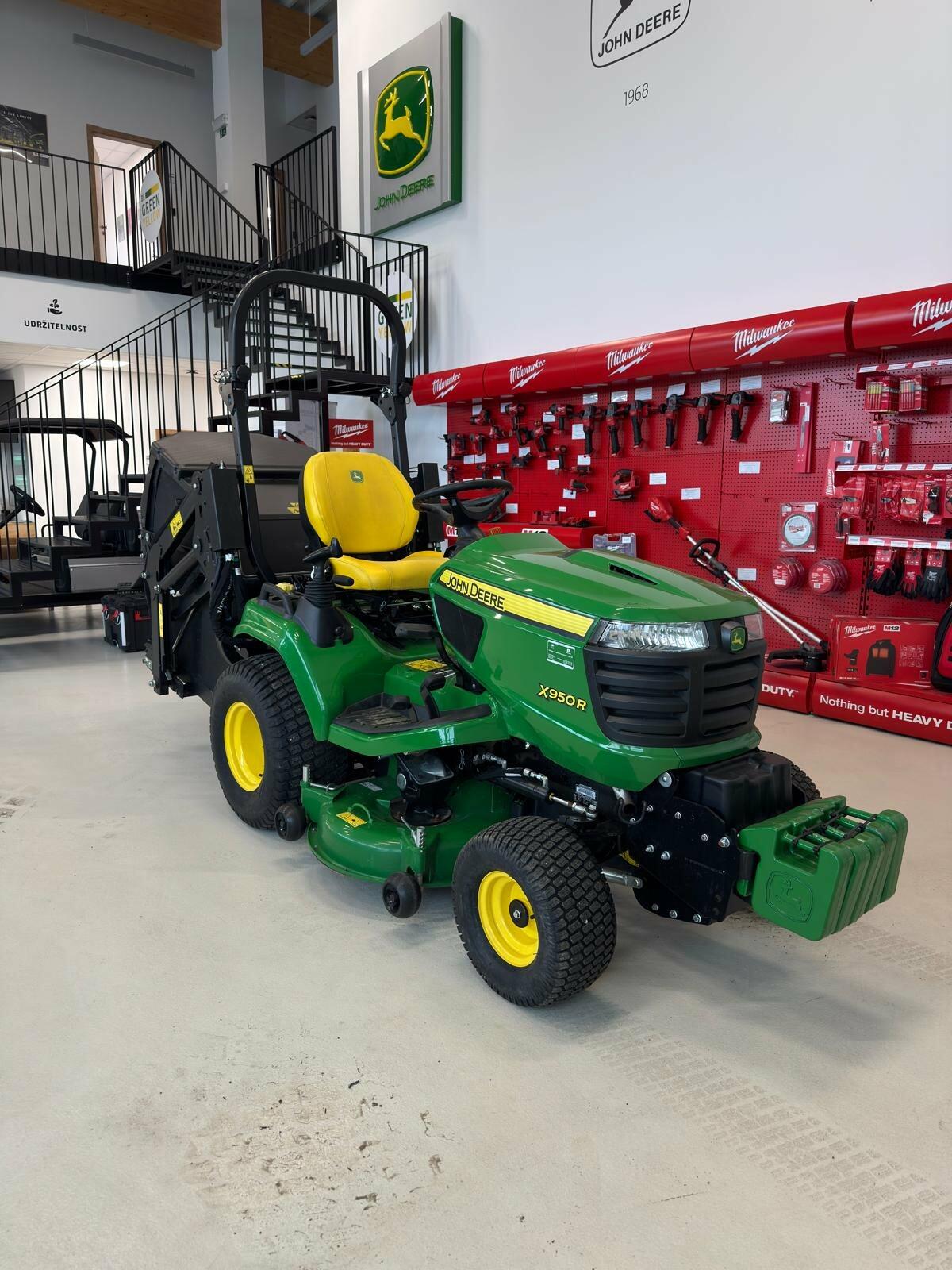 Žací traktor JOHN DEERE X950R | STROM PRAHA a.s.