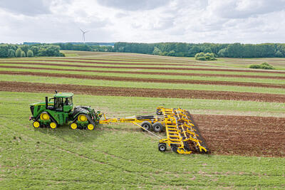 Velké traktory John Deere | STROM PRAHA a.s.