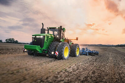 Velké traktory John Deere | STROM PRAHA a.s.