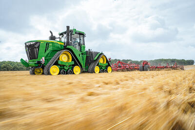 Velké traktory John Deere | STROM PRAHA a.s.