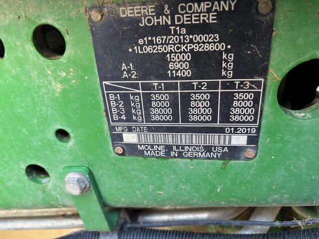 Kolový traktor John Deere 6250R | STROM PRAHA a.s.
