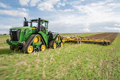 Velké traktory John Deere | STROM PRAHA a.s.