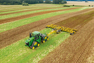 Velké traktory John Deere | STROM PRAHA a.s.