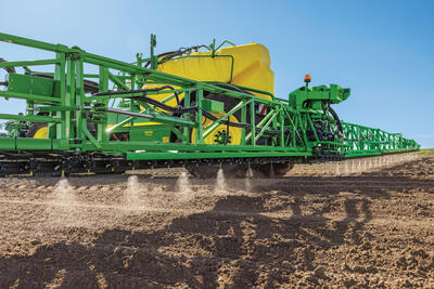 Tažené postřikovače John Deere R900i | STROM PRAHA a.s.