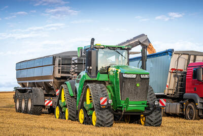 Velké traktory John Deere | STROM PRAHA a.s.