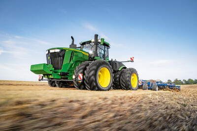 Velké traktory John Deere | STROM PRAHA a.s.