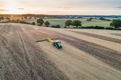 Velké traktory John Deere | STROM PRAHA a.s.