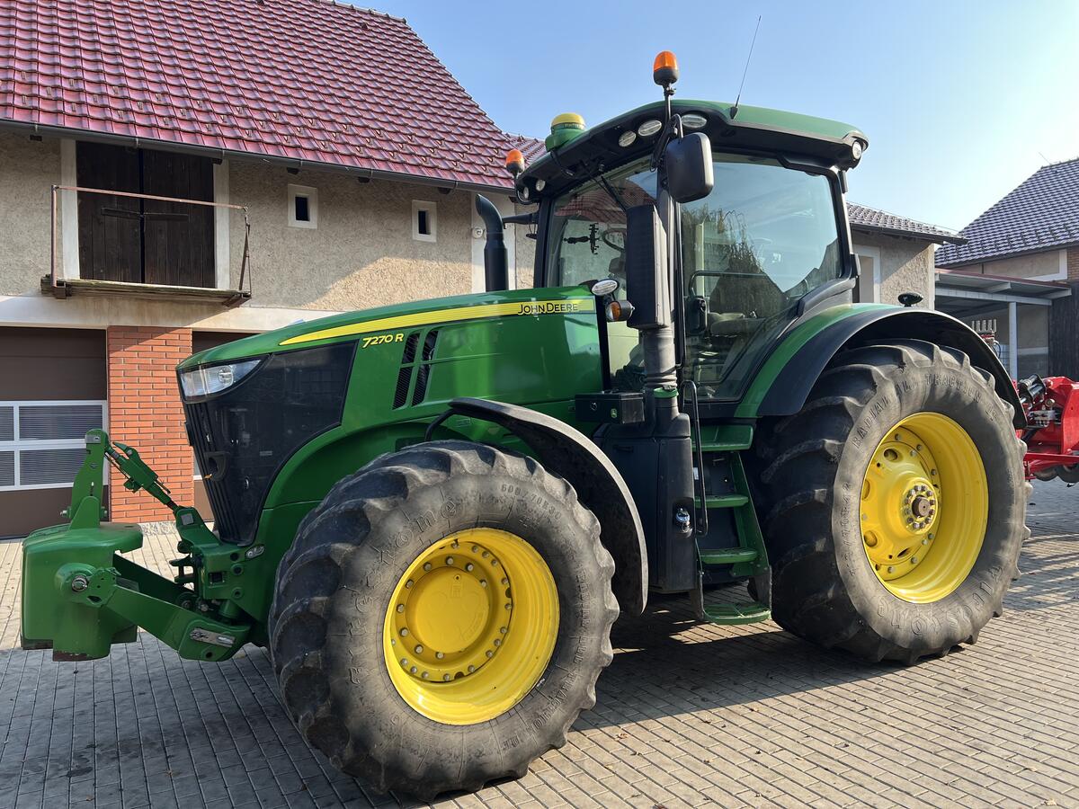 Kolový traktor John Deere 7270R | STROM PRAHA a.s.