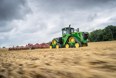 Velké traktory John Deere | STROM PRAHA a.s.