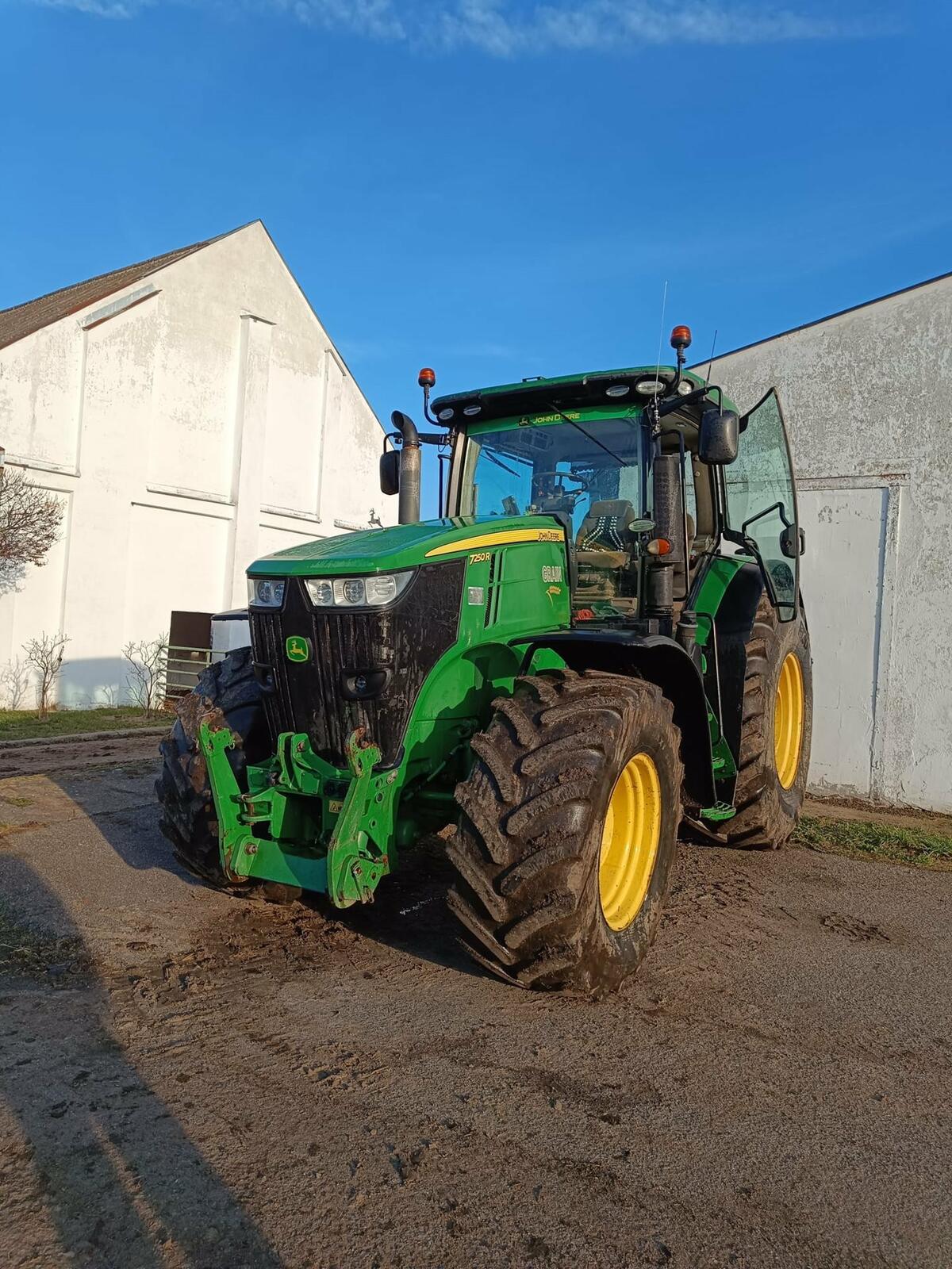 Použitý kolový traktor John Deere 7250R e23 | STROM PRAHA a.s.