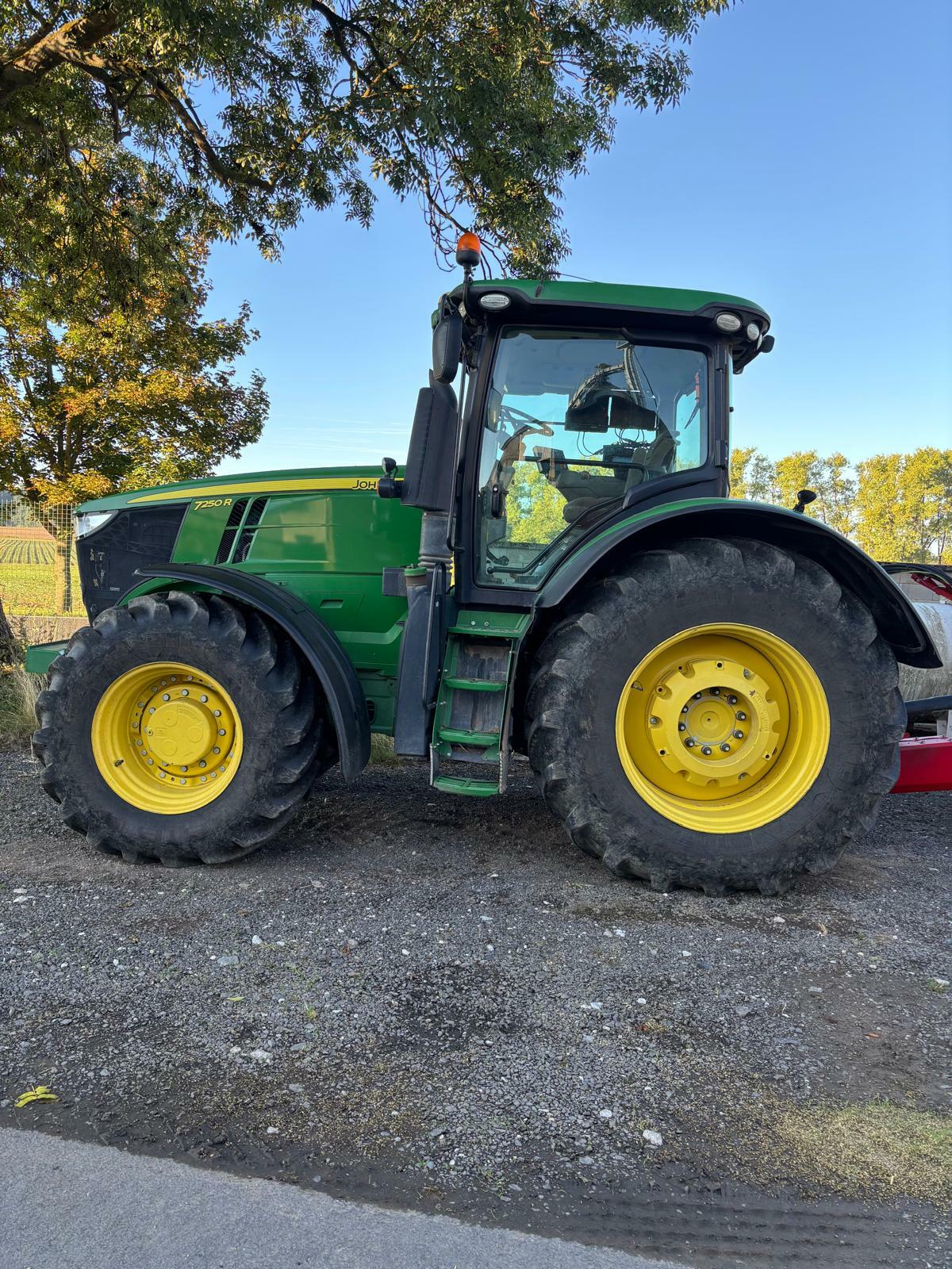 Kolový traktor John Deere 7250R | STROM PRAHA a.s.