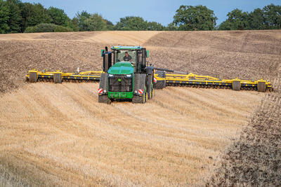 Velké traktory John Deere | STROM PRAHA a.s.