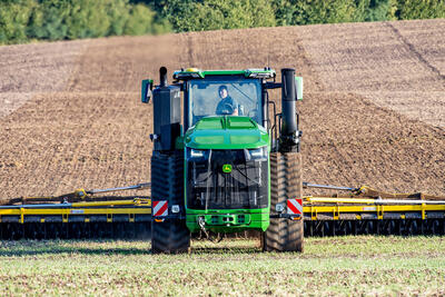 Velké traktory John Deere | STROM PRAHA a.s.
