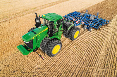 Velké traktory John Deere | STROM PRAHA a.s.