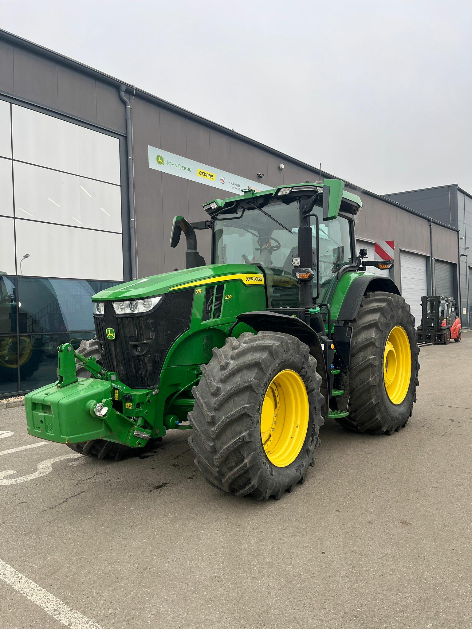 Použitý traktor John Deere 7R330 | STROM PRAHA a.s.