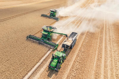 Velké traktory John Deere | STROM PRAHA a.s.